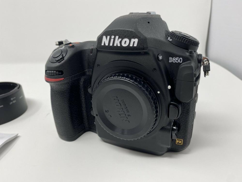 Nikon D850 45.7MP FX SLR digitale con Nikkor 50mm f/1.4 - Usato Fotografico